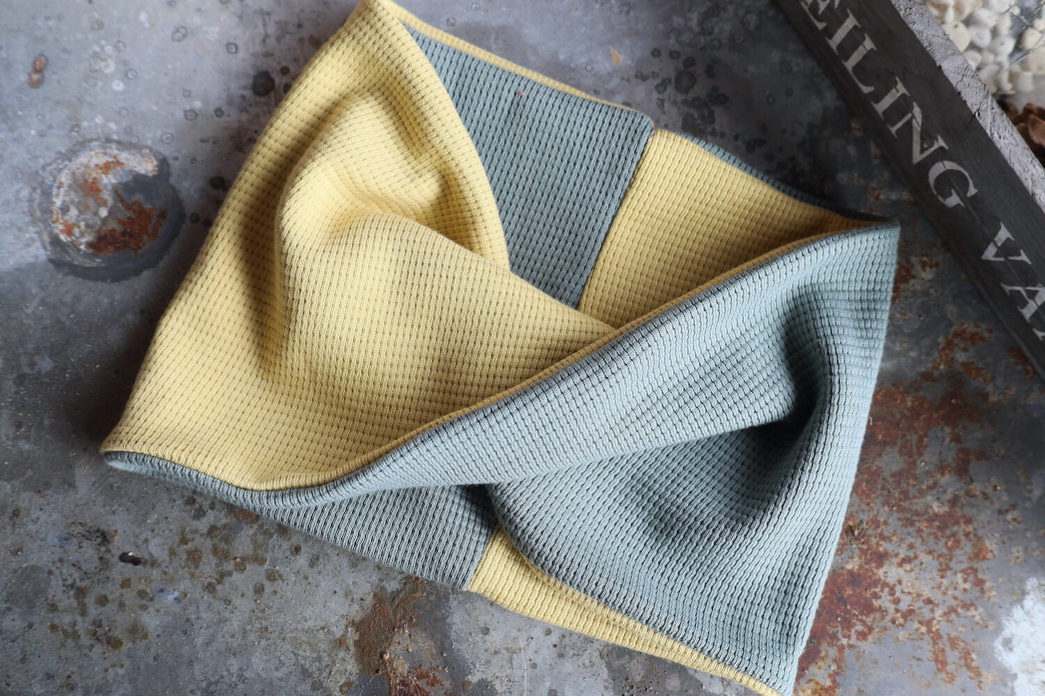 Easy Loop mit Twist nähen – kostenloses Schnittmuster - Snaply Magazin