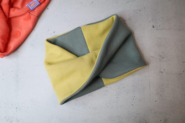Easy Loop mit Twist nähen – kostenloses Schnittmuster - Snaply Magazin